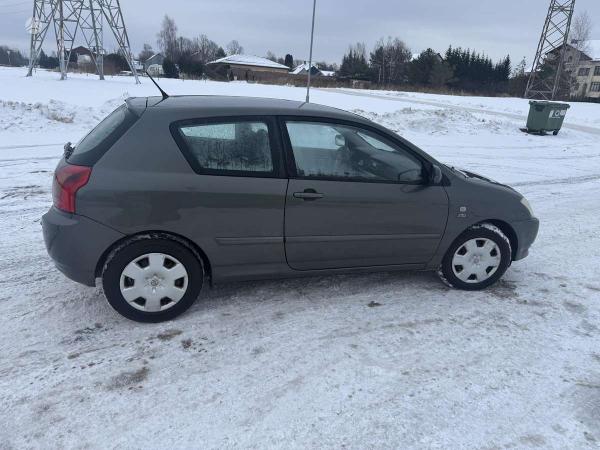 Pelēks Toyota Corolla 2003 Kauņa, ar dzinēja tilpumu 2.00 L un nobraukumu 335 tūkst. km par 650 €, foto 5 vietnē AUTOMOTO.COM.LV