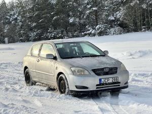 Pelēks Toyota Corolla 2003 Viļņa, ar dzinēja tilpumu 1.40 L un nobraukumu 190 tūkst. km par 499 €, foto  vietnē AUTOMOTO.COM.LV