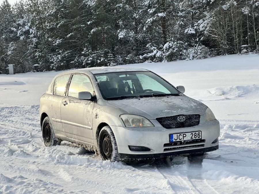 Pelēks Toyota Corolla 2003 Viļņa, ar dzinēja tilpumu 1.40 L un nobraukumu 190 tūkst. km par 499 €, foto 1 vietnē AUTOMOTO.COM.LV