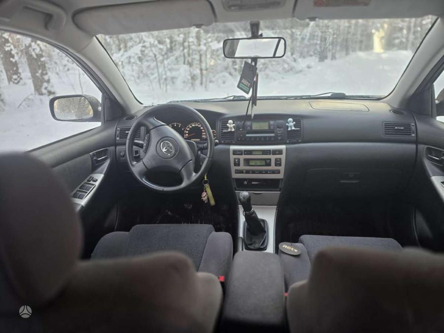 Pelēks Toyota Corolla 2003 Švenčionys, ar dzinēja tilpumu 2.00 L un nobraukumu 168 tūkst. km par 900 €, foto 2 vietnē AUTOMOTO.COM.LV
