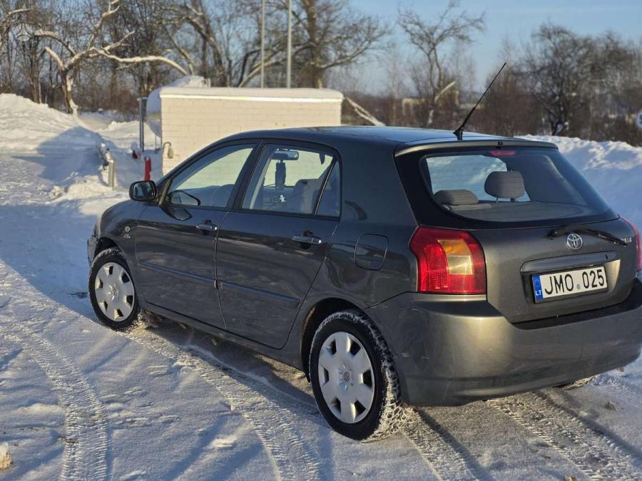 Pelēks Toyota Corolla 2003 Švenčionys, ar dzinēja tilpumu 2.00 L un nobraukumu 168 tūkst. km par 900 €, foto 3 vietnē AUTOMOTO.COM.LV