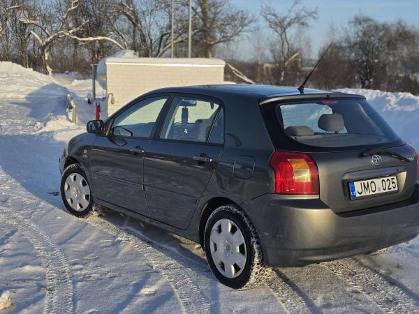 Grey Toyota Corolla 2003 in Svencionys, with an engine capacity of 2.00 L and mileage of 168 thousand km for 900 €, photo 8 on AUTOMOTO.COM.LV