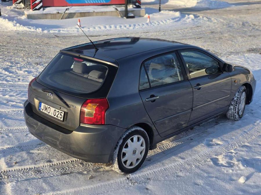 Pelēks Toyota Corolla 2003 Švenčionys, ar dzinēja tilpumu 2.00 L un nobraukumu 168 tūkst. km par 900 €, foto 9 vietnē AUTOMOTO.COM.LV