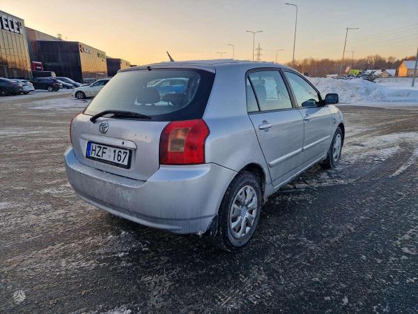 Pelēks Toyota Corolla 2003 Kauņa, ar dzinēja tilpumu 2.00 L un nobraukumu 350 tūkst. km par 1250 €, foto 5 vietnē AUTOMOTO.COM.LV