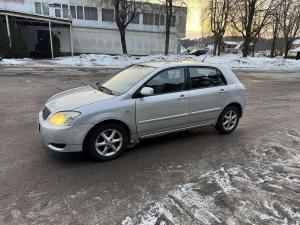 Pelēks Toyota Corolla 2003 Viļņa, ar dzinēja tilpumu 2.00 L un nobraukumu 270 tūkst. km par 680 €, foto  vietnē AUTOMOTO.COM.LV