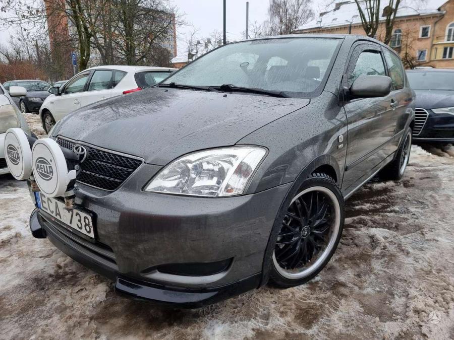 Grey Toyota Corolla 2003 in Vilnius, with an engine capacity of 1.40 L and mileage of 117 thousand km for 4500 €, photo 1 on AUTOMOTO.COM.LV
