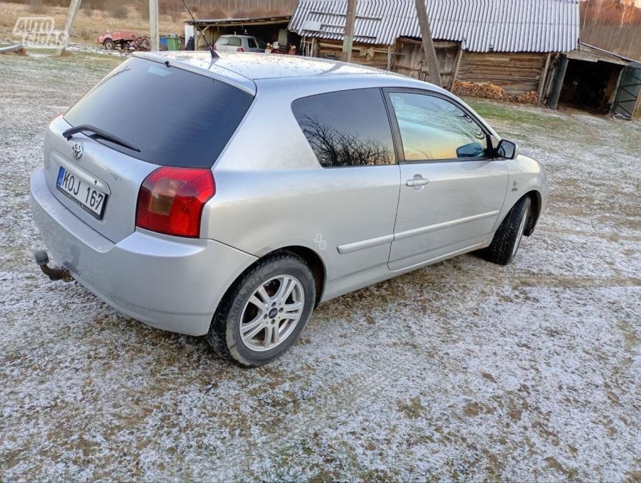 Pelēks Toyota Corolla 2003 Viļņa, ar dzinēja tilpumu 2.00 L un nobraukumu 349 tūkst. km par 950 €, foto 3 vietnē AUTOMOTO.COM.LV