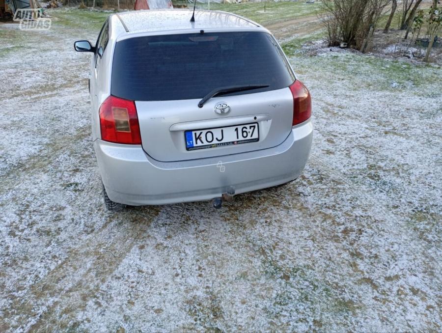 Pelēks Toyota Corolla 2003 Viļņa, ar dzinēja tilpumu 2.00 L un nobraukumu 349 tūkst. km par 950 €, foto 4 vietnē AUTOMOTO.COM.LV