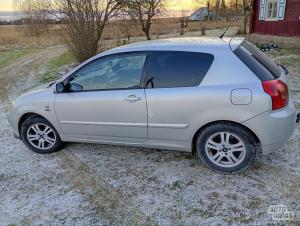 Pelēks Toyota Corolla 2003 Viļņa, ar dzinēja tilpumu 2.00 L un nobraukumu 349 tūkst. km par 950 €, foto 5 vietnē AUTOMOTO.COM.LV