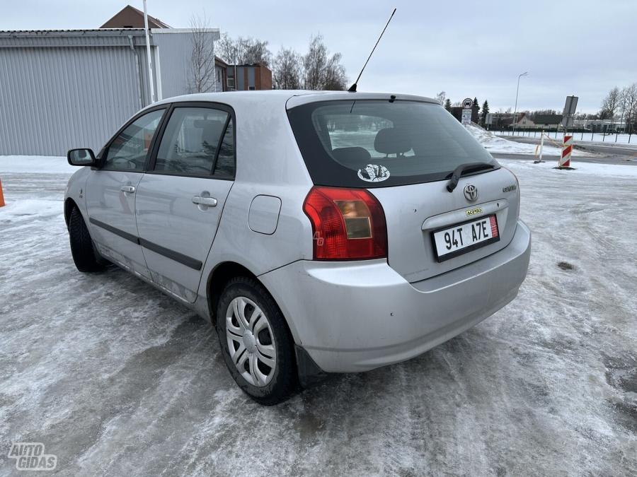Pelēks Toyota Corolla 2003 Marijampole, ar dzinēja tilpumu 1.60 L un nobraukumu 200 tūkst. km par 2499 €, foto 2 vietnē AUTOMOTO.COM.LV