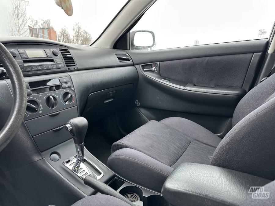 Pelēks Toyota Corolla 2003 Marijampole, ar dzinēja tilpumu 1.60 L un nobraukumu 200 tūkst. km par 2499 €, foto 8 vietnē AUTOMOTO.COM.LV