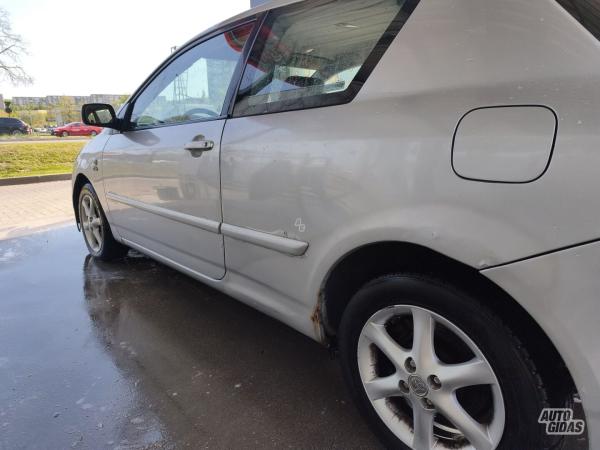 Pelēks Toyota Corolla 2003 Viļņa, ar dzinēja tilpumu 2.00 L un nobraukumu 274 tūkst. km par 699 €, foto 3 vietnē AUTOMOTO.COM.LV