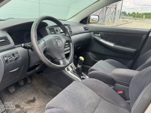 Grey Toyota Corolla 2003 in Panevezys, with an engine capacity of 2.00 L and mileage of 322 thousand km for 1050 €, photo 10 on AUTOMOTO.COM.LV