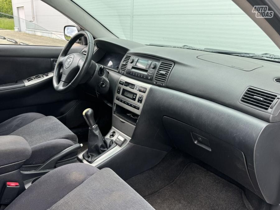 Grey Toyota Corolla 2003 in Panevezys, with an engine capacity of 2.00 L and mileage of 322 thousand km for 1050 €, photo 12 on AUTOMOTO.COM.LV