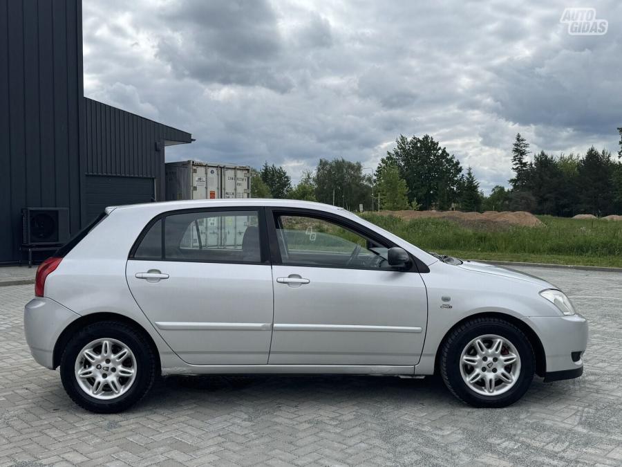 Pelēks Toyota Corolla 2003 Panevēža, ar dzinēja tilpumu 2.00 L un nobraukumu 322 tūkst. km par 1050 €, foto 5 vietnē AUTOMOTO.COM.LV
