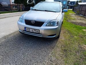 Pelēks Toyota Corolla 2003 Pakruojis, ar dzinēja tilpumu 2.00 L un nobraukumu 360 tūkst. km par 1350 €, foto  vietnē AUTOMOTO.COM.LV
