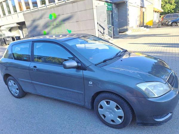 Grey Toyota Corolla 2003 in Vilnius, with an engine capacity of 1.40 L and mileage of 160 thousand km for 1000 €, photo 1 on AUTOMOTO.COM.LV