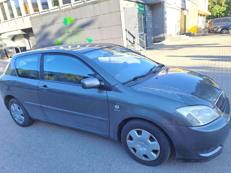 Grey Toyota Corolla 2003 in Vilnius, with an engine capacity of 1.40 L and mileage of 160 thousand km for 1000 €, photo 1 on AUTOMOTO.COM.LV