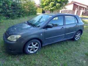 Pelēks Toyota Corolla 2003 Klaipėda, ar dzinēja tilpumu 2.00 L un nobraukumu 347 tūkst. km par 800 €, foto  vietnē AUTOMOTO.COM.LV