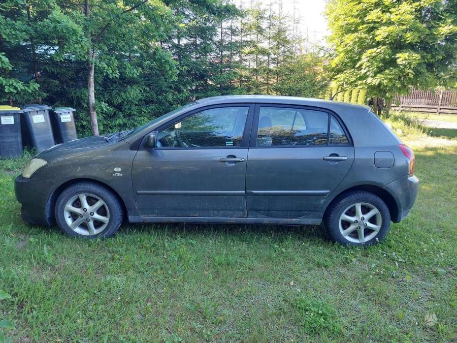 Pelēks Toyota Corolla 2003 Klaipėda, ar dzinēja tilpumu 2.00 L un nobraukumu 347 tūkst. km par 800 €, foto 5 vietnē AUTOMOTO.COM.LV