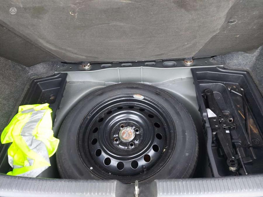 Pelēks Toyota Corolla 2003 Klaipėda, ar dzinēja tilpumu 2.00 L un nobraukumu 347 tūkst. km par 800 €, foto 10 vietnē AUTOMOTO.COM.LV