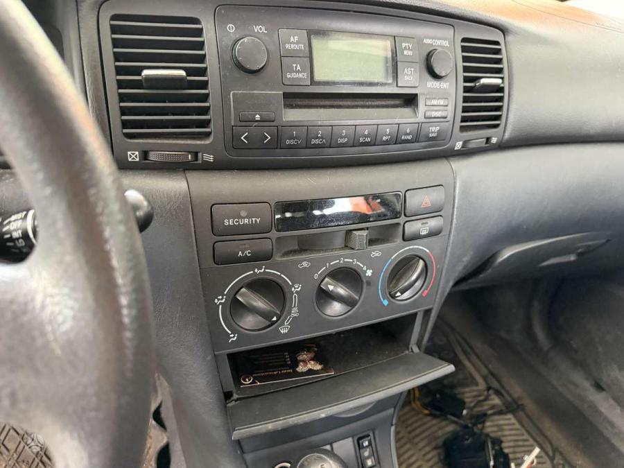 Grey Toyota Corolla 2003 in Vilnius, with an engine capacity of 1.40 L and mileage of 280 thousand km for 1250 €, photo 9 on AUTOMOTO.COM.LV
