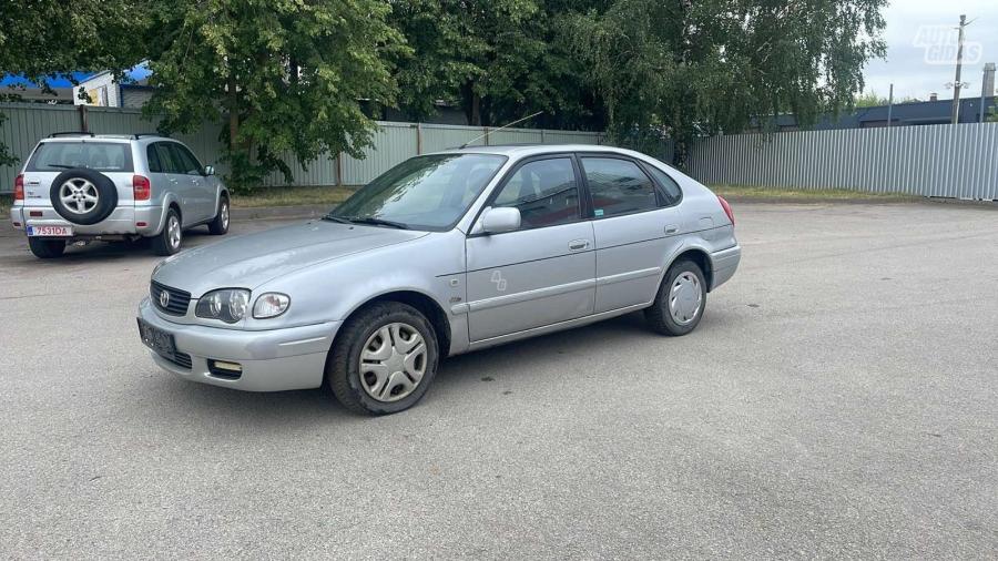 Pelēks Toyota Corolla 2003 Marijampole, ar dzinēja tilpumu 2.00 L un nobraukumu 200 tūkst. km par 1100 €, foto 1 vietnē AUTOMOTO.COM.LV