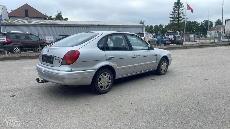 Pelēks Toyota Corolla 2003 Marijampole, ar dzinēja tilpumu 2.00 L un nobraukumu 200 tūkst. km par 1100 €, foto 5 vietnē AUTOMOTO.COM.LV