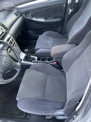 Pelēks Toyota Corolla 2003 Varėna, ar dzinēja tilpumu 2.00 L un nobraukumu 397 tūkst. km par 750 €, foto  vietnē AUTOMOTO.COM.LV