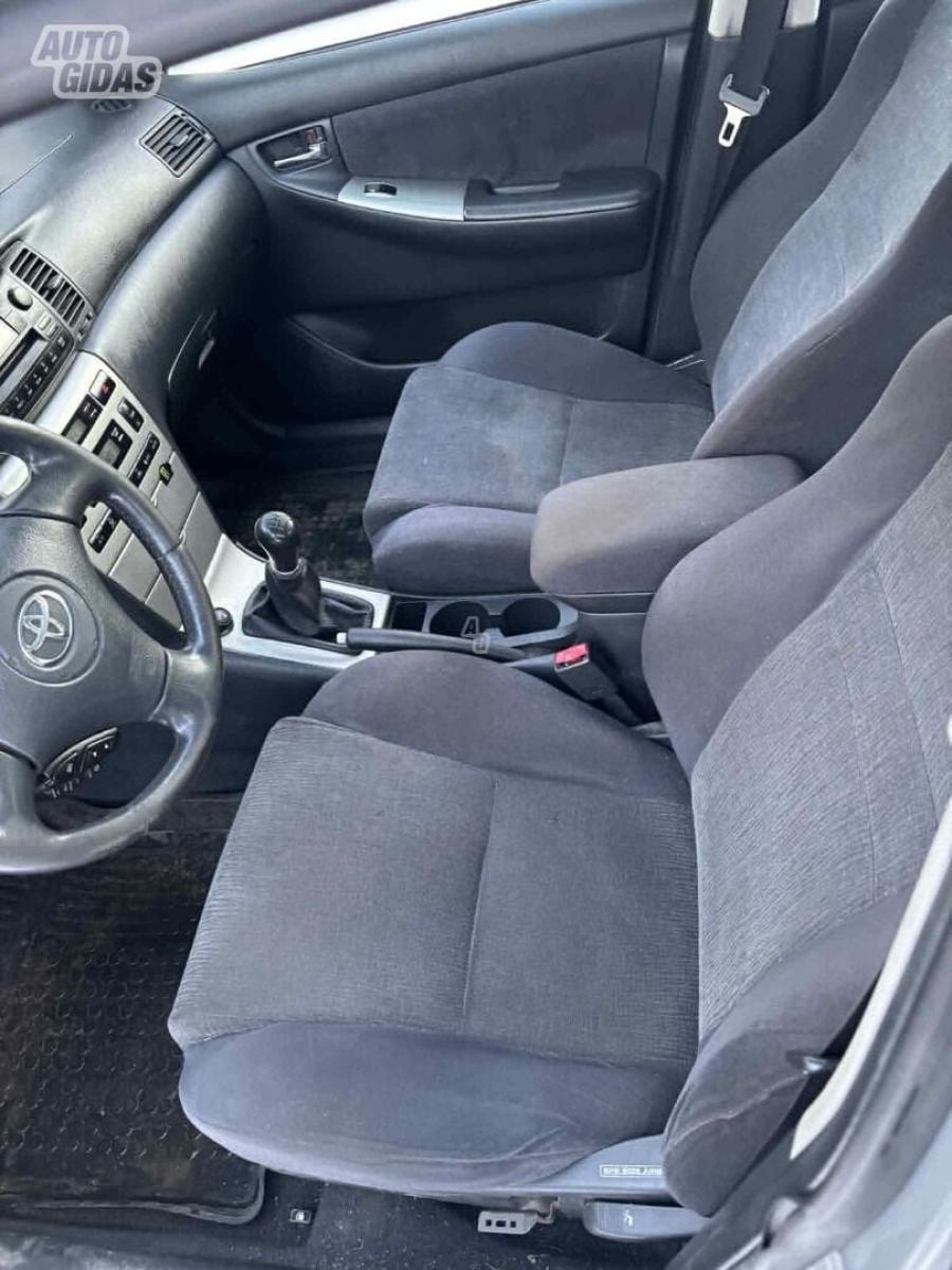 Pelēks Toyota Corolla 2003 Varėna, ar dzinēja tilpumu 2.00 L un nobraukumu 397 tūkst. km par 750 €, foto 1 vietnē AUTOMOTO.COM.LV