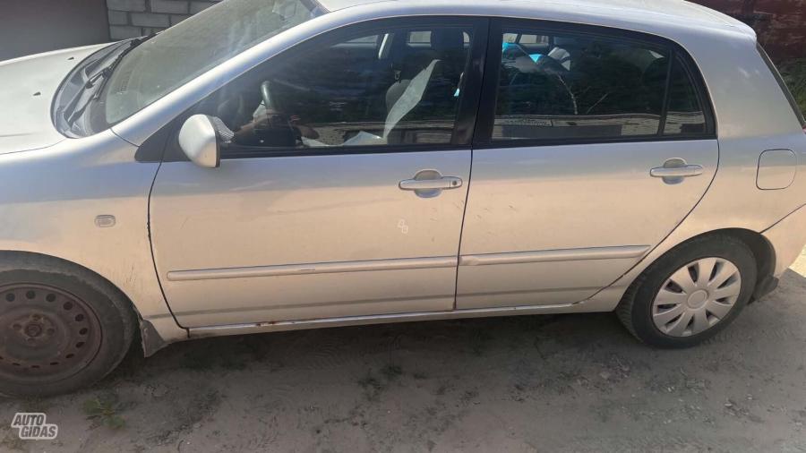 Pelēks Toyota Corolla 2003 Varėna, ar dzinēja tilpumu 2.00 L un nobraukumu 397 tūkst. km par 750 €, foto 4 vietnē AUTOMOTO.COM.LV