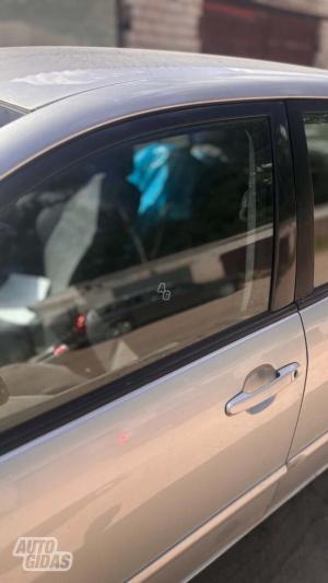 Pelēks Toyota Corolla 2003 Varėna, ar dzinēja tilpumu 2.00 L un nobraukumu 397 tūkst. km par 750 €, foto 5 vietnē AUTOMOTO.COM.LV