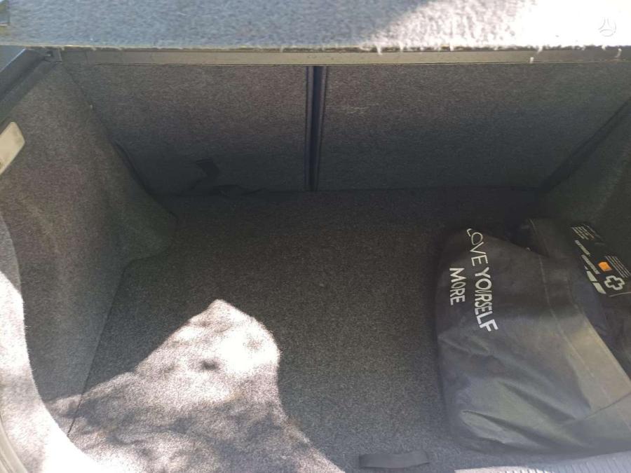 Grey Toyota Corolla 2003 in Vilnius, with an engine capacity of 1.50 L and mileage of 146 thousand km for 1500 €, photo 13 on AUTOMOTO.COM.LV