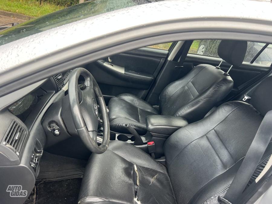 Grey Toyota Corolla 2003 in Siauliai, with an engine capacity of 2.00 L and mileage of 0 thousand km for 1100 €, photo 15 on AUTOMOTO.COM.LV