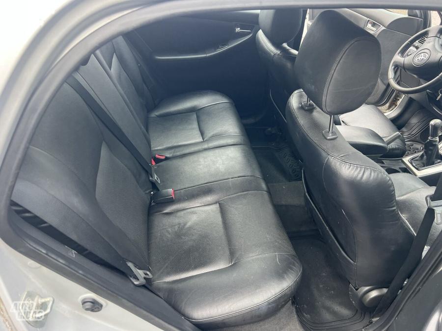 Grey Toyota Corolla 2003 in Siauliai, with an engine capacity of 2.00 L and mileage of 0 thousand km for 1100 €, photo 20 on AUTOMOTO.COM.LV