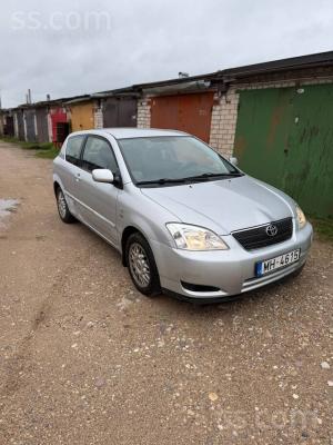 Pelēks Toyota Corolla 2003 Daugavpils, ar dzinēja tilpumu 2.00 L un nobraukumu 350 tūkst. km par 650 €, foto  vietnē AUTOMOTO.COM.LV