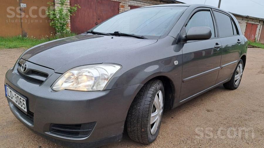 Pelēks Toyota Corolla 2004 Daugavpils, ar dzinēja tilpumu 2.00 L un nobraukumu 370 tūkst. km par 18600 €, foto 1 vietnē AUTOMOTO.COM.LV