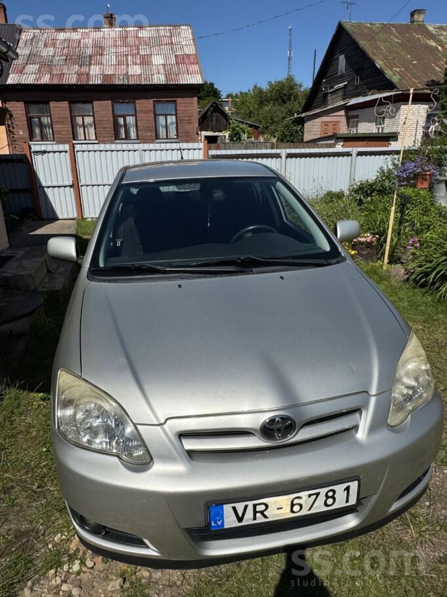 Pelēks Toyota Corolla 2004 Krāslava, ar dzinēja tilpumu 1.60 L un nobraukumu 193 tūkst. km par 2700 €, foto 1 vietnē AUTOMOTO.COM.LV