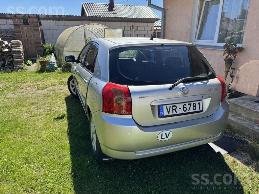 Pelēks Toyota Corolla 2004 Krāslava, ar dzinēja tilpumu 1.60 L un nobraukumu 193 tūkst. km par 2700 €, foto 2 vietnē AUTOMOTO.COM.LV