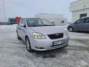 Pelēks Toyota Corolla 2004 Telšiai, ar dzinēja tilpumu 2.00 L un nobraukumu 300 tūkst. km par 699 €, foto  vietnē AUTOMOTO.COM.LV