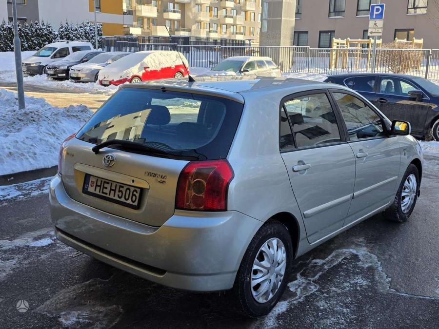 Pelēks Toyota Corolla 2004 Viļņa, ar dzinēja tilpumu 1.40 L un nobraukumu 271 tūkst. km par 2450 €, foto 3 vietnē AUTOMOTO.COM.LV