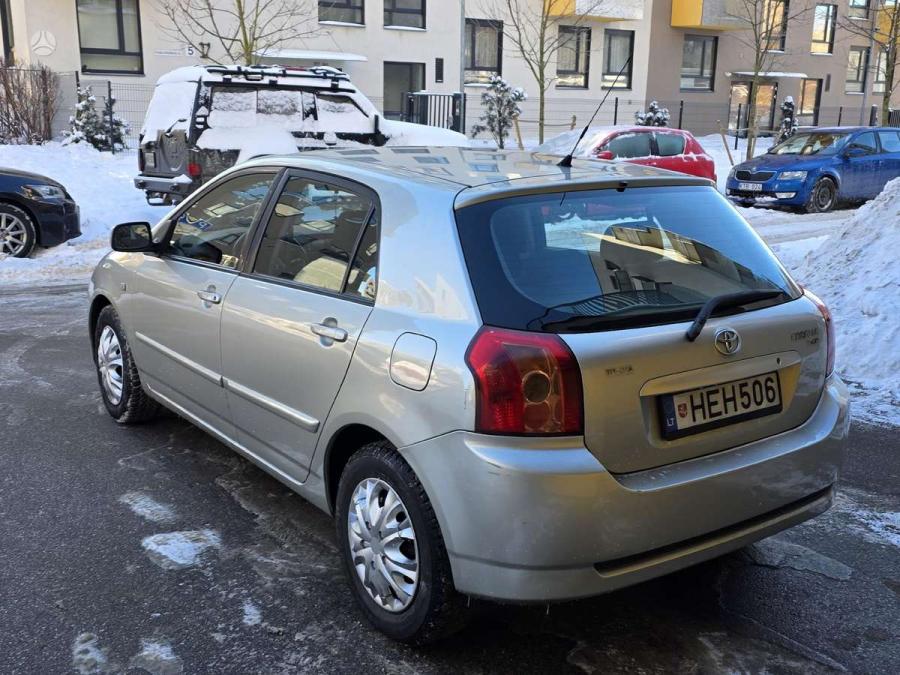 Pelēks Toyota Corolla 2004 Viļņa, ar dzinēja tilpumu 1.40 L un nobraukumu 271 tūkst. km par 2450 €, foto 4 vietnē AUTOMOTO.COM.LV