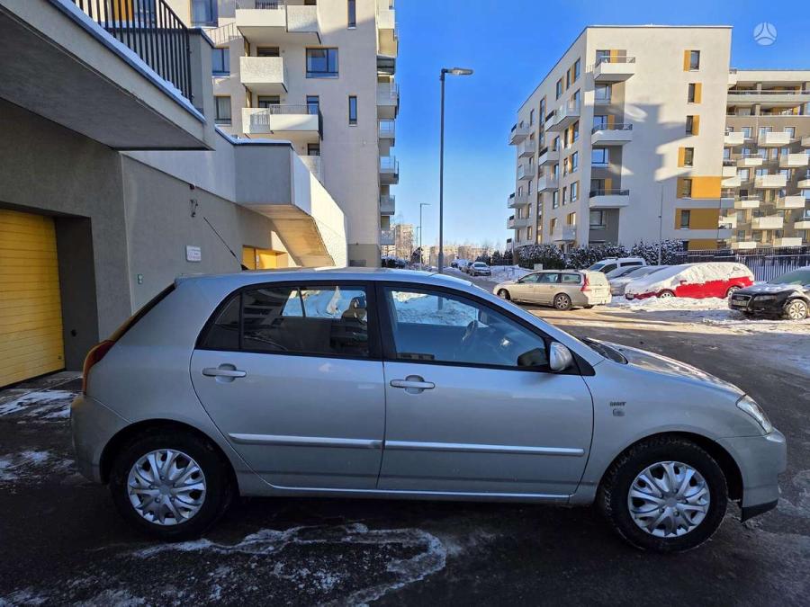 Pelēks Toyota Corolla 2004 Viļņa, ar dzinēja tilpumu 1.40 L un nobraukumu 271 tūkst. km par 2450 €, foto 5 vietnē AUTOMOTO.COM.LV