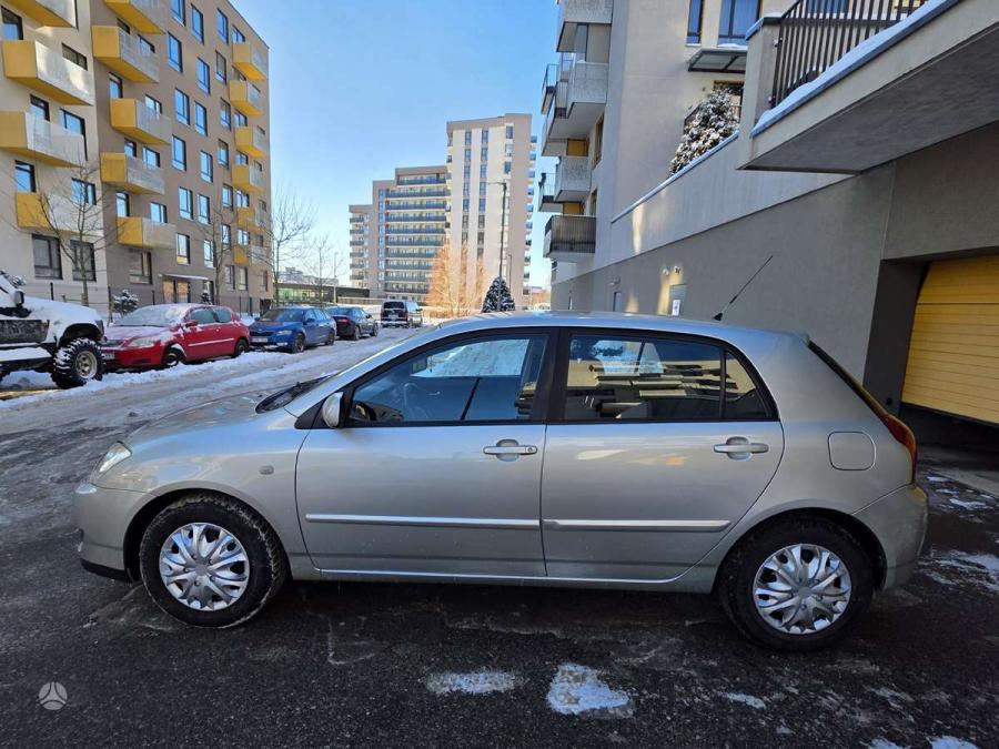 Pelēks Toyota Corolla 2004 Viļņa, ar dzinēja tilpumu 1.40 L un nobraukumu 271 tūkst. km par 2450 €, foto 6 vietnē AUTOMOTO.COM.LV