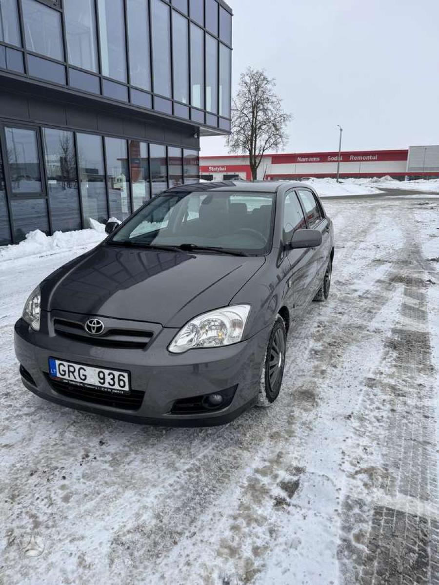 Grey Toyota Corolla 2004 in Panevezys, with an engine capacity of 2.00 L and mileage of 332 thousand km for 2000 €, photo 2 on AUTOMOTO.COM.LV