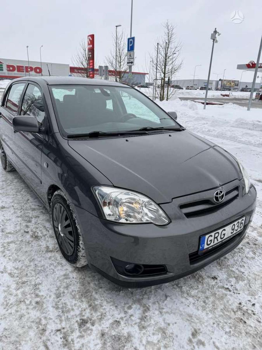 Grey Toyota Corolla 2004 in Panevezys, with an engine capacity of 2.00 L and mileage of 332 thousand km for 2000 €, photo 3 on AUTOMOTO.COM.LV