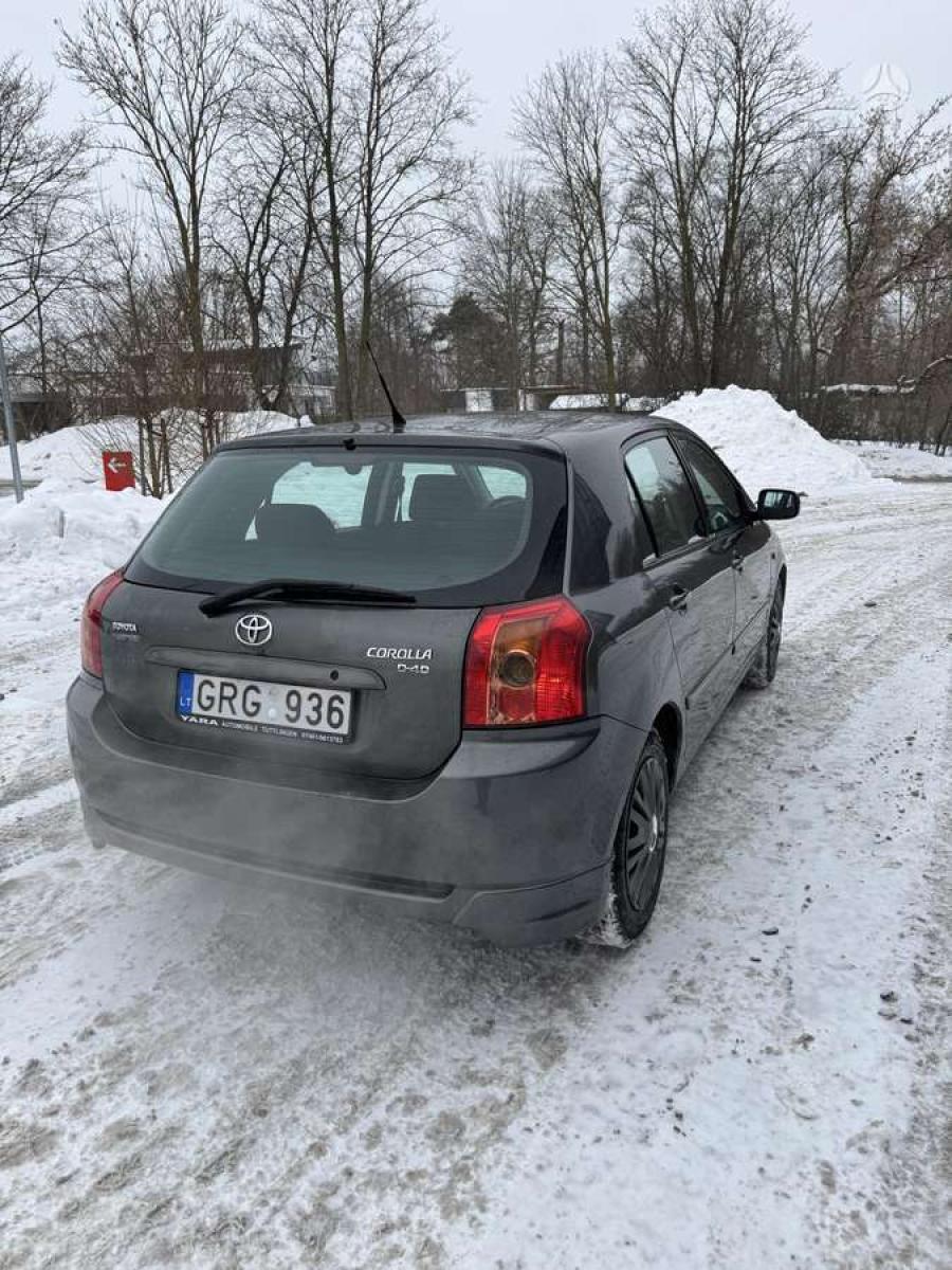 Grey Toyota Corolla 2004 in Panevezys, with an engine capacity of 2.00 L and mileage of 332 thousand km for 2000 €, photo 5 on AUTOMOTO.COM.LV