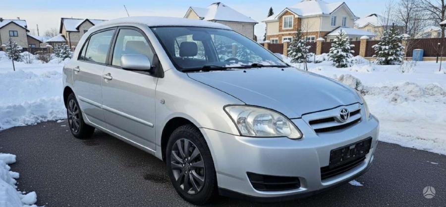 Pelēks Toyota Corolla 2004 Klaipėda, ar dzinēja tilpumu 1.36 L un nobraukumu 270 tūkst. km par 650 €, foto 1 vietnē AUTOMOTO.COM.LV