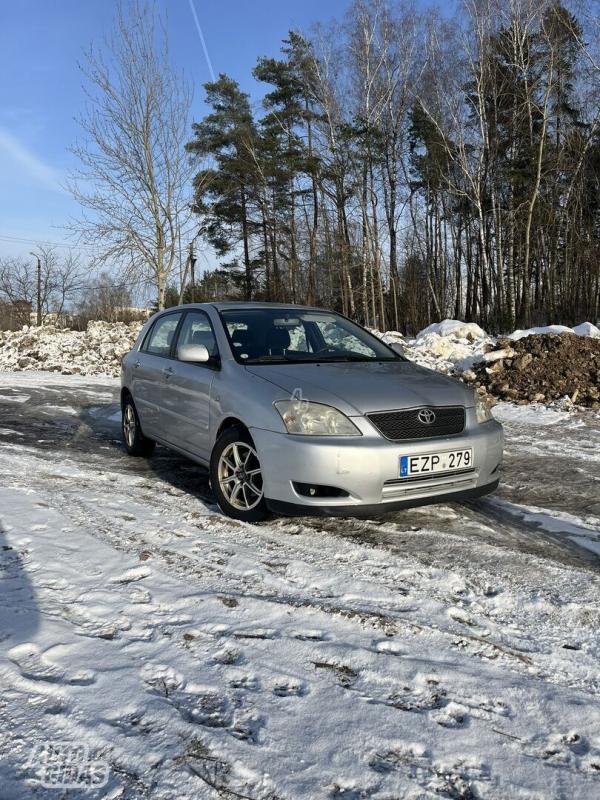 Pelēks Toyota Corolla 2004 Viļņa, ar dzinēja tilpumu 2.00 L un nobraukumu 329 tūkst. km par 1350 €, foto 2 vietnē AUTOMOTO.COM.LV