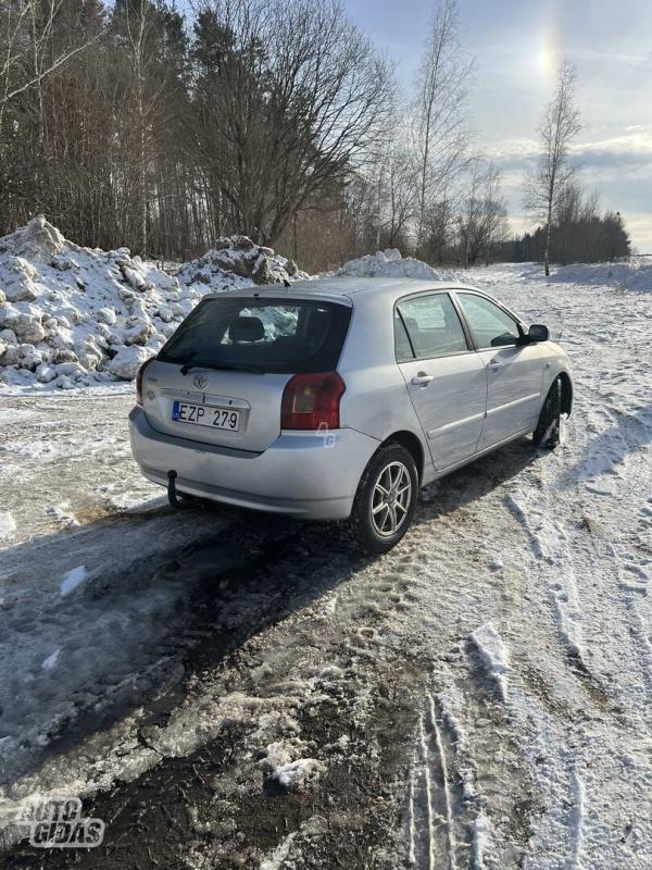 Pelēks Toyota Corolla 2004 Viļņa, ar dzinēja tilpumu 2.00 L un nobraukumu 329 tūkst. km par 1350 €, foto 3 vietnē AUTOMOTO.COM.LV